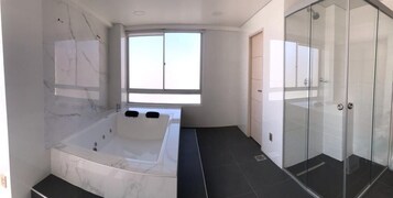 Apartamento superior, 1 cama Queen, banheira de imersão | Banheira de hidromassagem