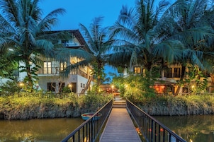 Fachada da propriedade à noite