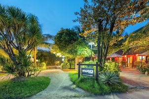 Fachada da propriedade à noite
