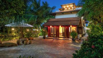 Fachada do alojamento (tarde/noite)