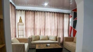 Quarto casal luxo | Ferros/tábuas de passar roupa, Wi-Fi de cortesia, roupa de cama
