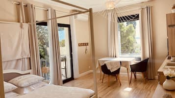 Quarto Duplo Panorâmico, casa de banho privativa, vista para o lago (La Pinede) | 1 quarto, roupa de alta qualidade, com decoração personalizada