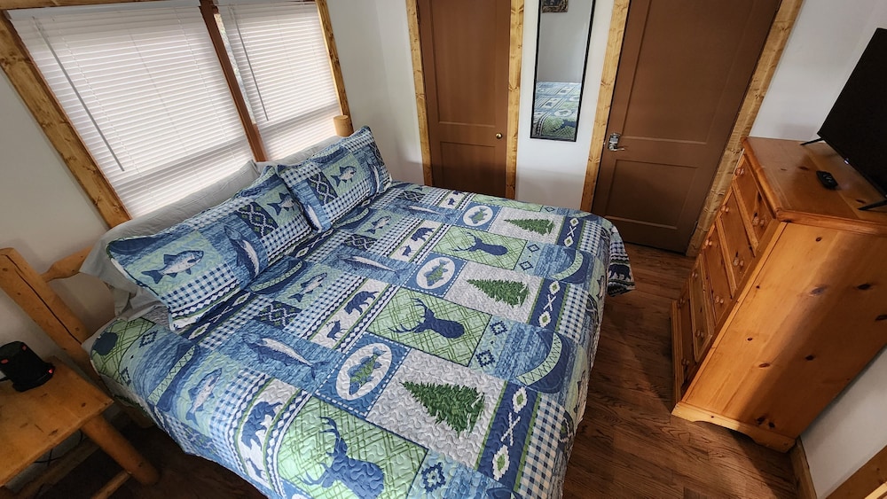 Daisy's Riverside Log Cabin With 2 Kayaks, Arcade, Hot Tub & Recliners. - Sevierville, TN