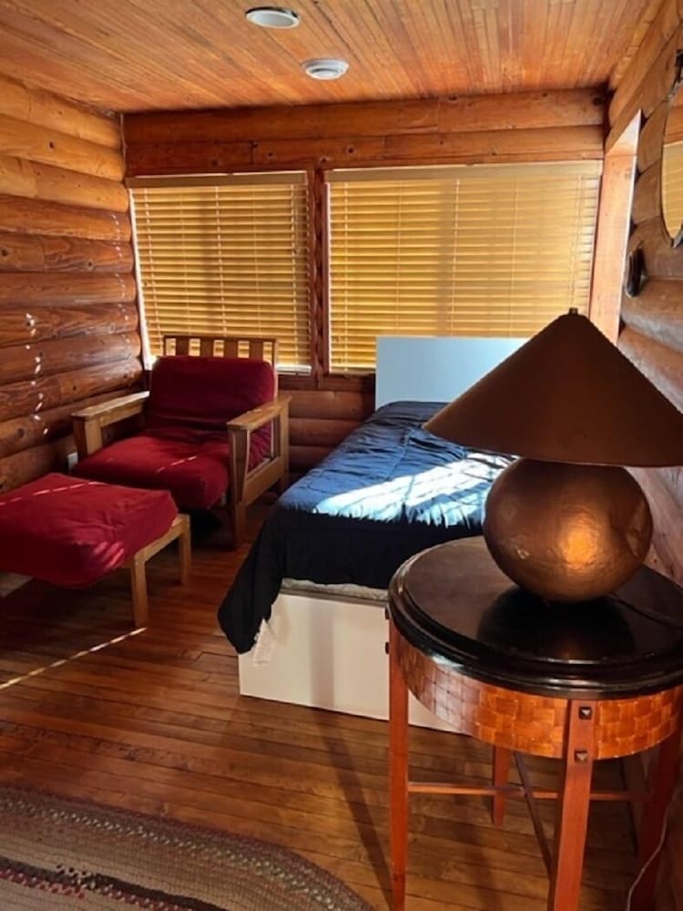 Cozy Lake Cabin With Your Own Private Dock. Secluded Lot Close To The City! - 水牛城