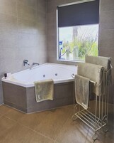 Estúdio luxo, vista para o oceano | Banheiro | Banheira e chuveiro separados, banheira de hidromassagem