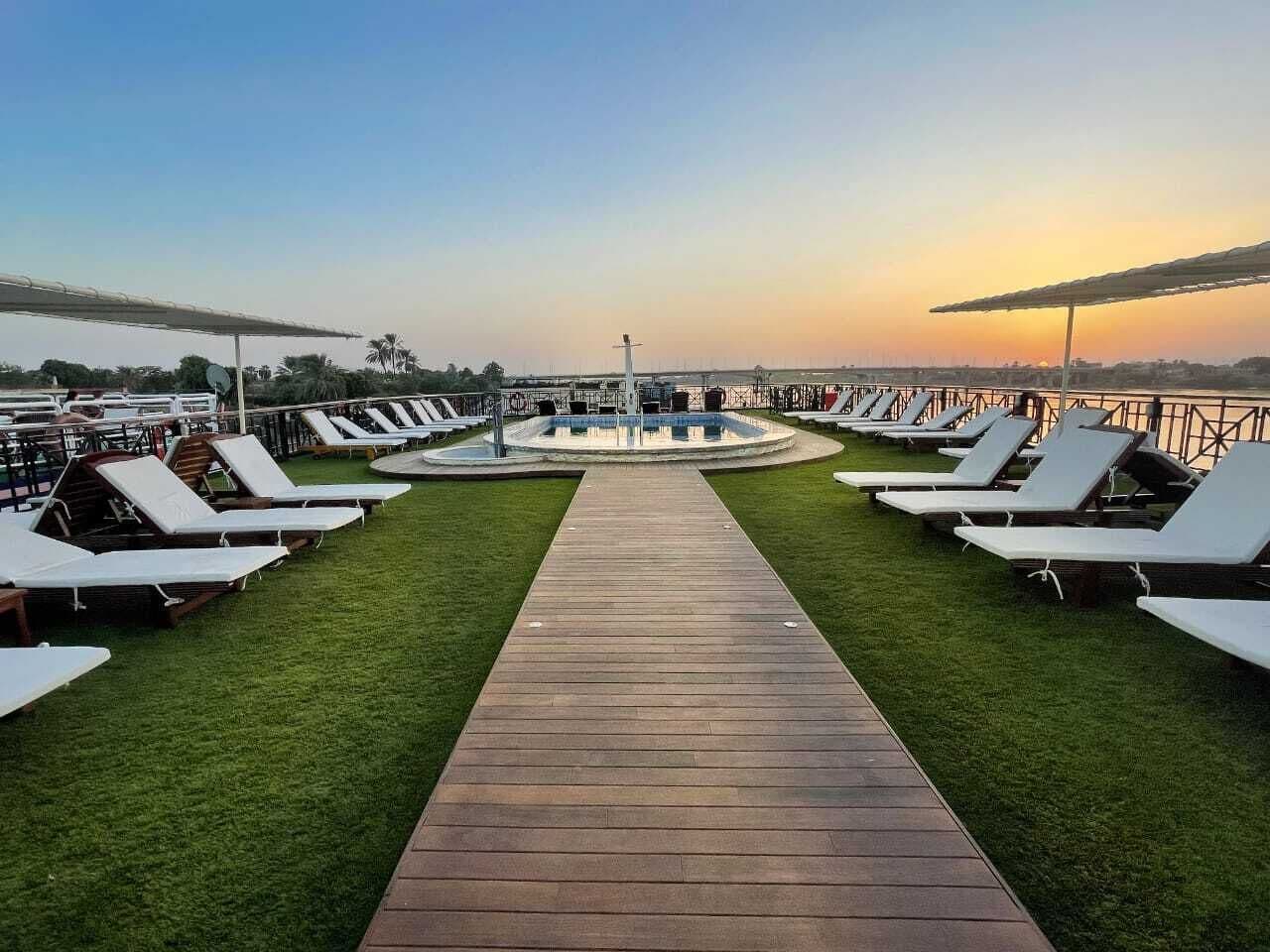 Piscina interior, piscina exterior, guarda-sóis, espreguiçadeiras 