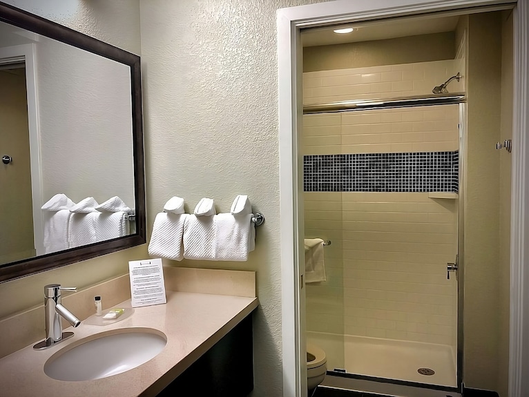 Relax And Recharge! 2 Modern Units, Free Breakfast, Pet-friendly, Pool, Kitchen! - Pacifica, CA