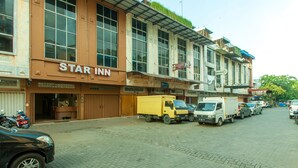 Um edifício com uma placa que diz 'Star Inn'.