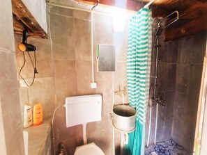 Quarto básico | Banheiro | Chuveiro, chuveiro com efeito de chuva, secador de cabelo, chinelos