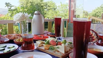 Café da manhã com pratos da culinária local grátis todos os dias