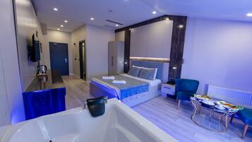 Quarto Duplo Deluxe, 1 quarto, varanda | Roupa de alta qualidade, minibar, cofre com capacidade para portátil