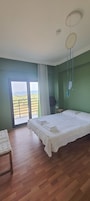 Quarto Básico | Cortinas/cortinados opacos, Wi-fi grátis, roupa de cama fornecida