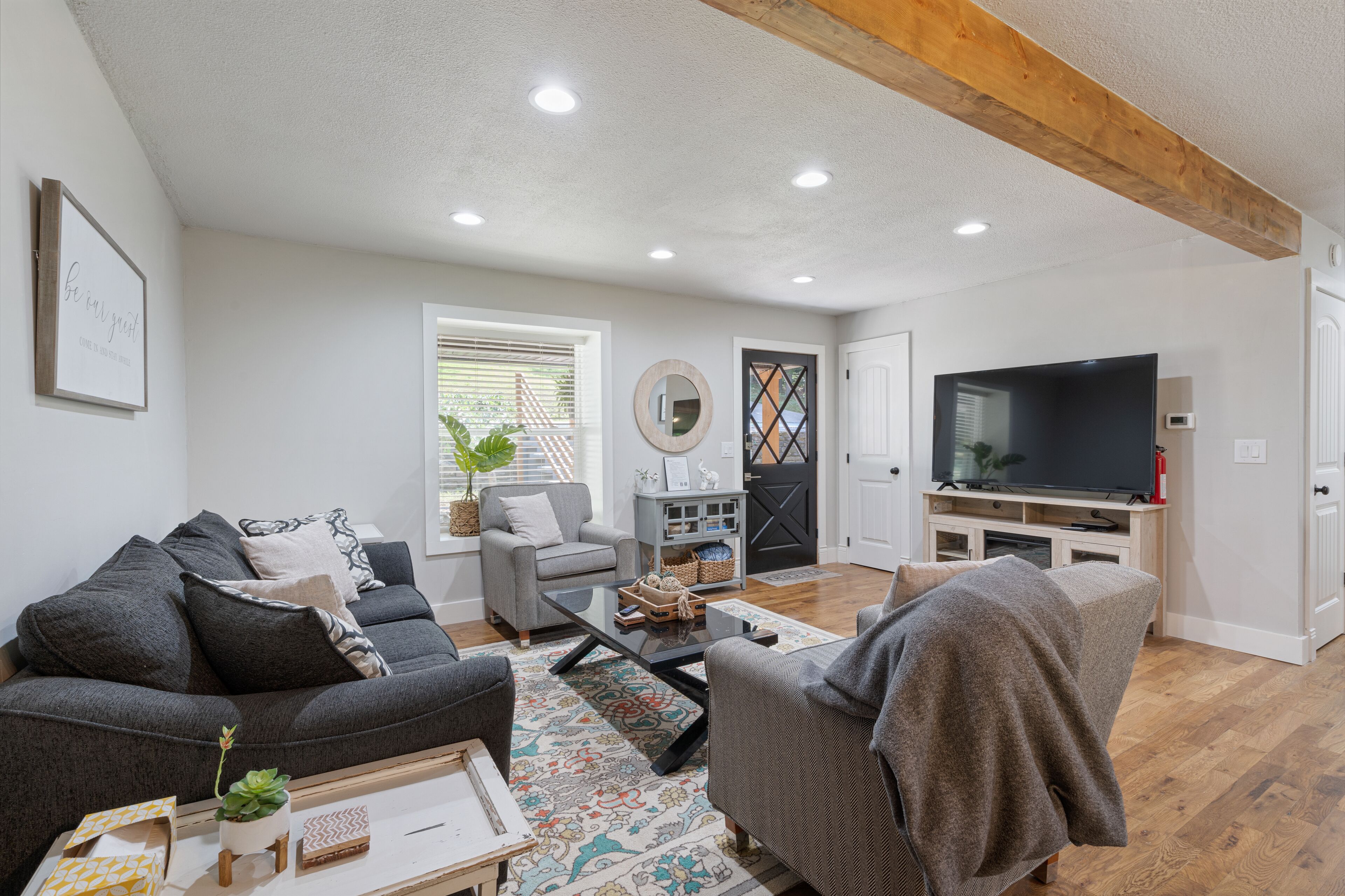 Bella's Vista - Hound Dog Haven - Bella Vista, AR