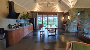 Vila família (Family Duplex Private Pool Villa) | Cozinha privada | Geladeira, micro-ondas, fogão, lava-louças
