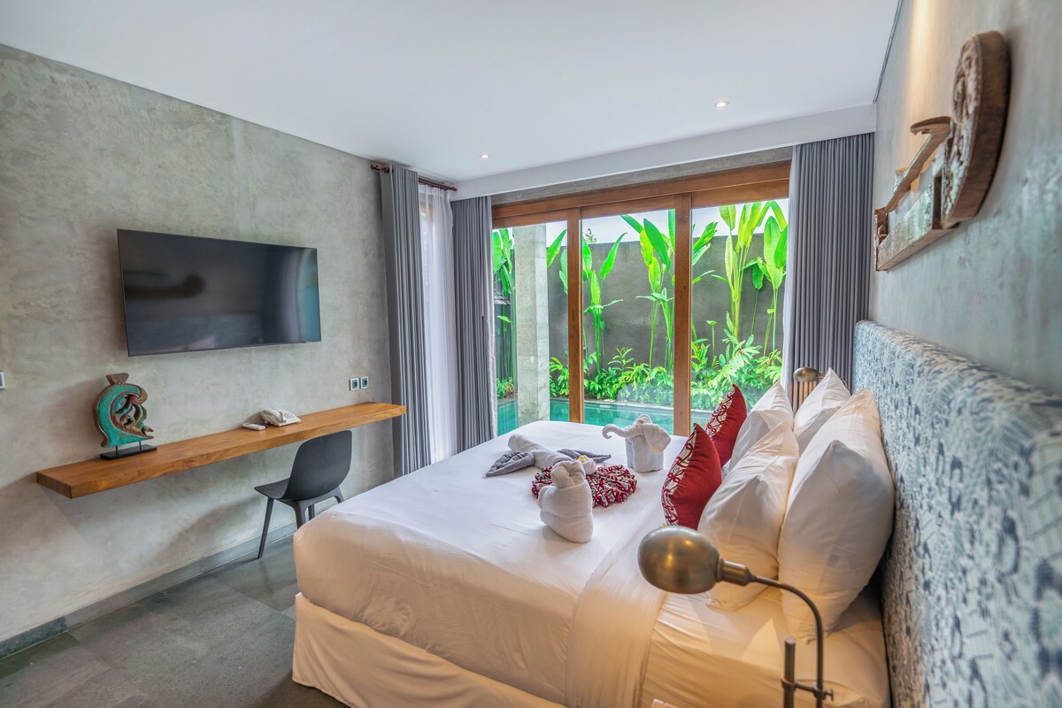 Suite, acesso à piscina | Lençóis de algodão egípcio, roupa de alta qualidade, minibar 