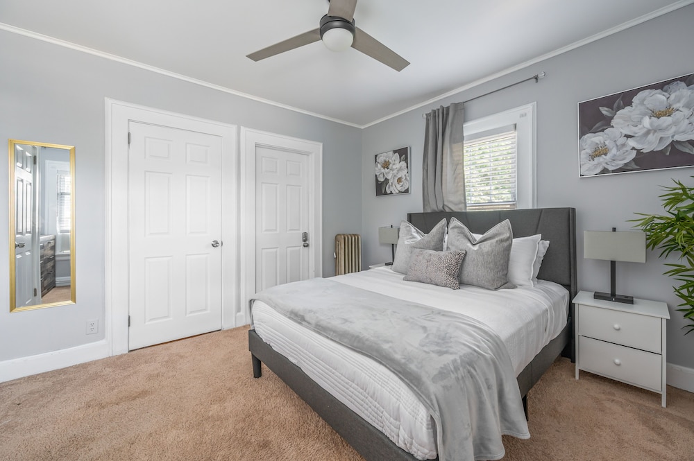 Lavish 3 Bedroom 1 Bath House-10 Minutes To Ewr/ Free Parking For Multiple Cars. - Newark, NJ