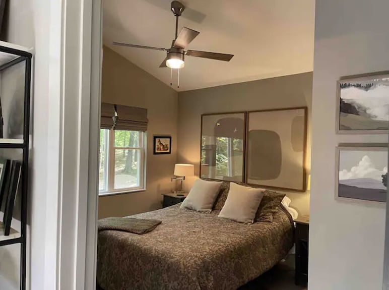 Luxurious 2br Creekside Deckhouse W Saltwater Hot Tub - Carbondale, IL