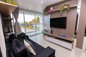 Apartamento Superior | Sala de estar | Smart TV de 42 de polegadas com canais digitais, televisor, Netflix