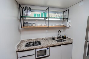 Apartamento | Cozinha privada | Um frigorífico/congelador grande, um micro-ondas, liquidificador 