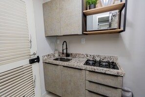 Apartamento | Cozinha privada | Um frigorífico/congelador grande, um micro-ondas, liquidificador 