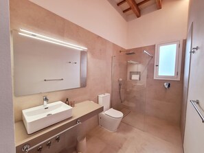 Quarto Duplo, vista para o jardim | Casa de banho | Um polibã, artigos de higiene ecológicos, um secador de cabelo 