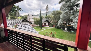 Suíte luxo, varanda, vista para o jardim | Terraço/pátio