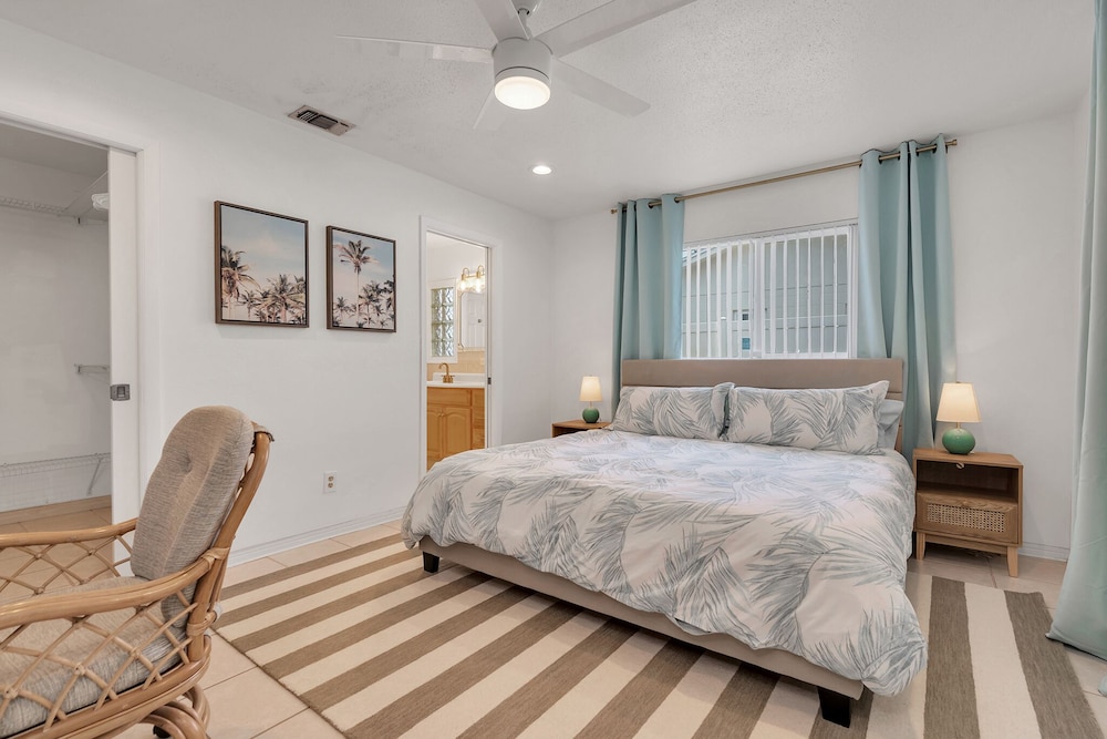 10 Minutes To Beach & Downtown, Hot Tub, Quiet Neighborhood! - St. Petersburg, FL