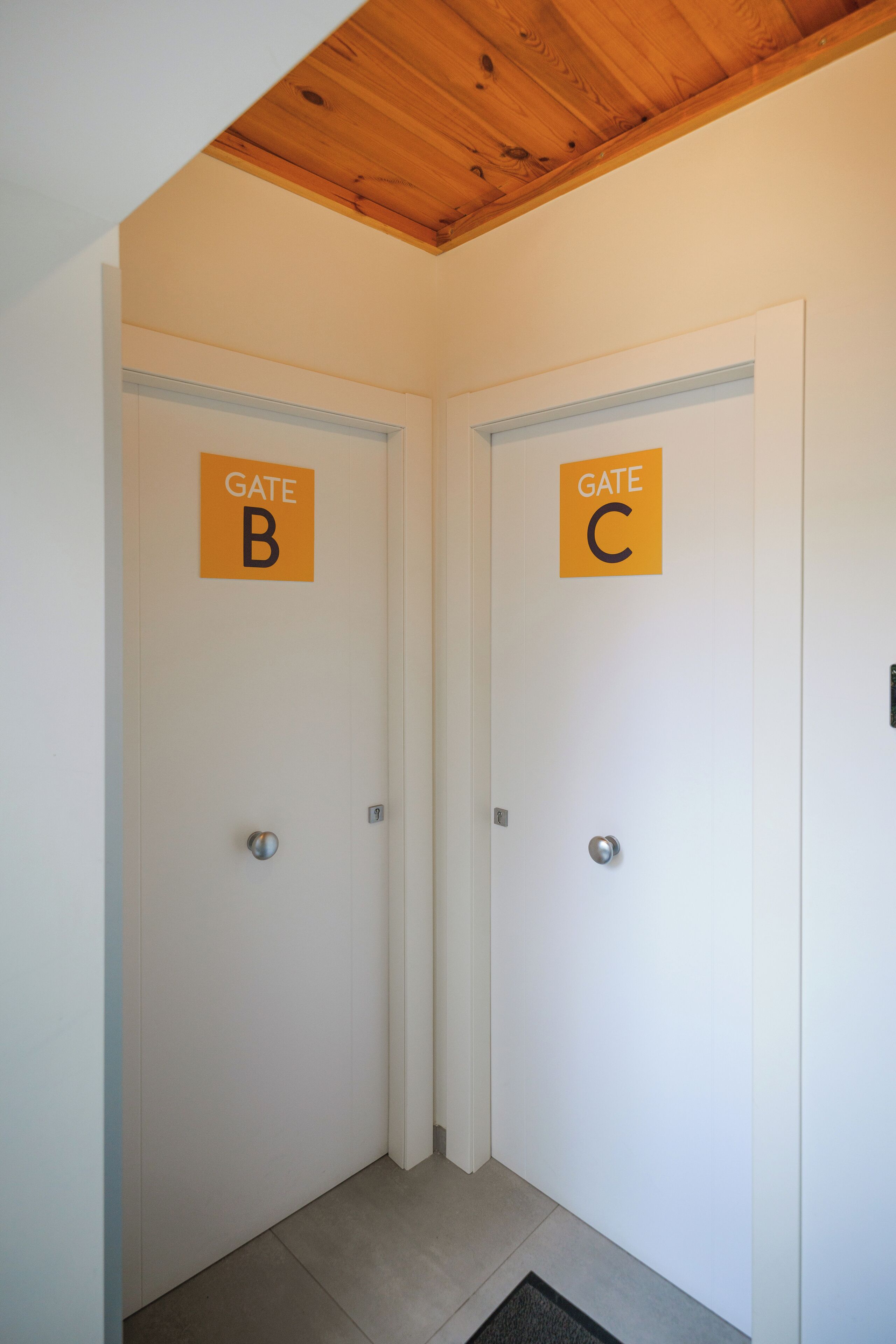Duas portas identificadas com 