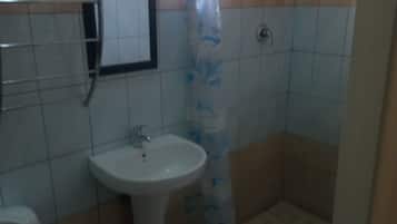 Quarto casal, 1 cama de casal, suíte, vista para a cidade | Banheiro | Chuveiro, chuveiro com efeito de chuva, produtos de toalete grátis