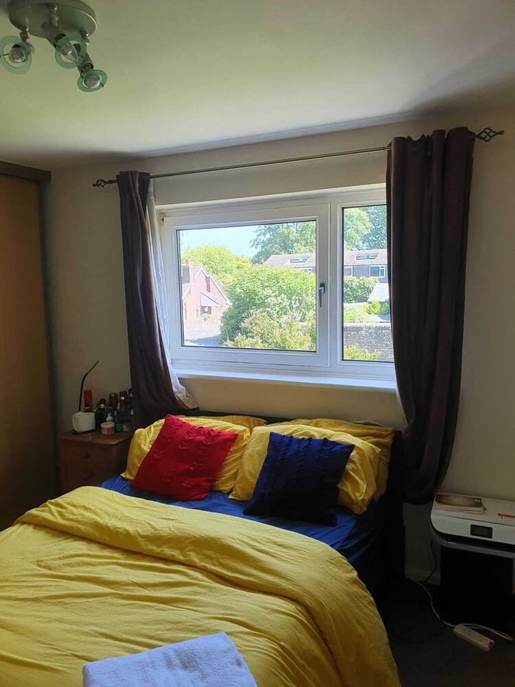 Large 1 Bedroom Flat With Fitted Kitchen and a Leather Sofa Chair ...