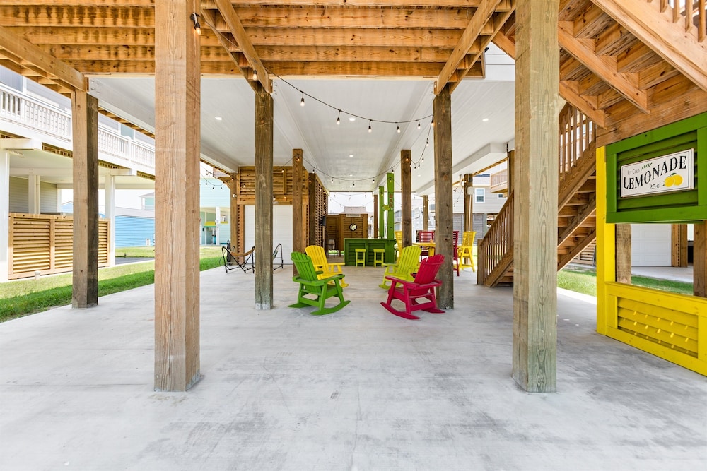 Steps from Beach: Sleeps 15, Hot Tub, Golf Cart - Crystal Beach | Vrbo