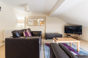 Apartamento Clássico | Sala de estar | TV de ecrã plano