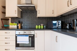 Apartamento Clássico | Cozinha privada | Um frigorífico/congelador grande, um micro-ondas, um forno