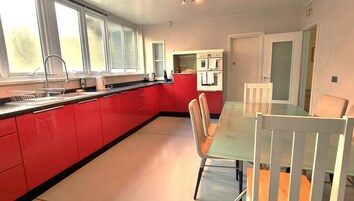 Apartamento Standard | Cozinha privada | Um frigorífico/congelador grande, um micro-ondas, um forno 