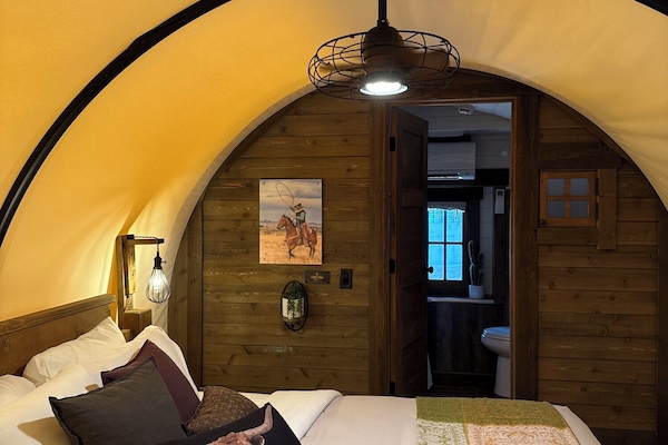 Tenda de Luxo | Wi-fi grátis, roupa de cama fornecida