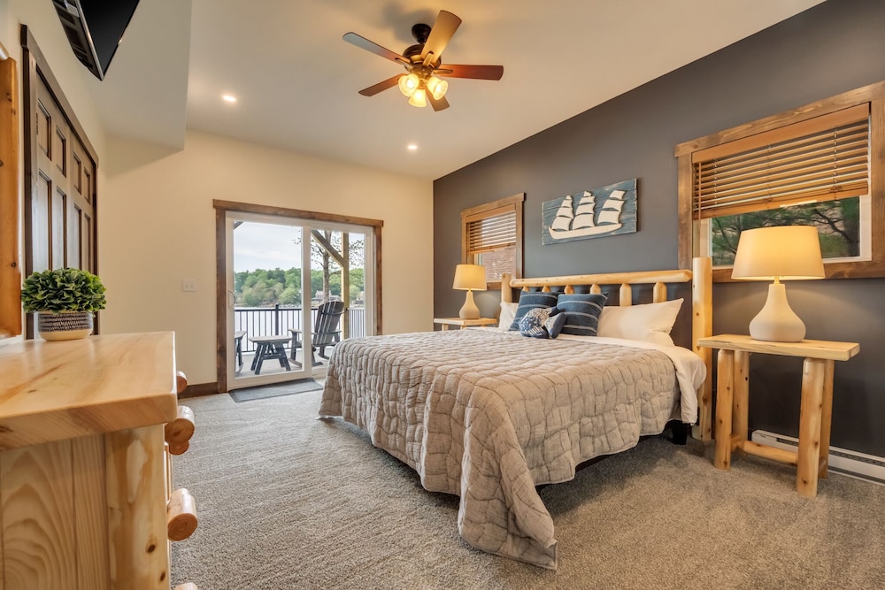 Lake Front Livin by PMR, 8BR Lakefront, Private Beach & Dock, Sleeps 26 ...