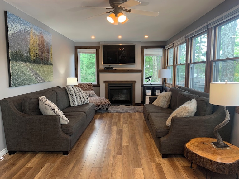 Stunning And Spacious 5 Bedroom Lakehouse With 3 King Beds, 5 Bedrooms, Arcade - Ontario