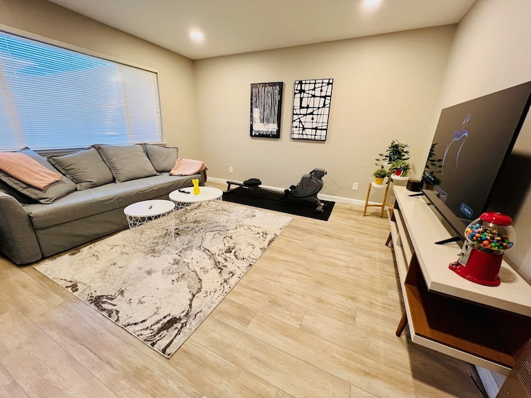 King Bedroom With Full Amenities - San Jose, CA