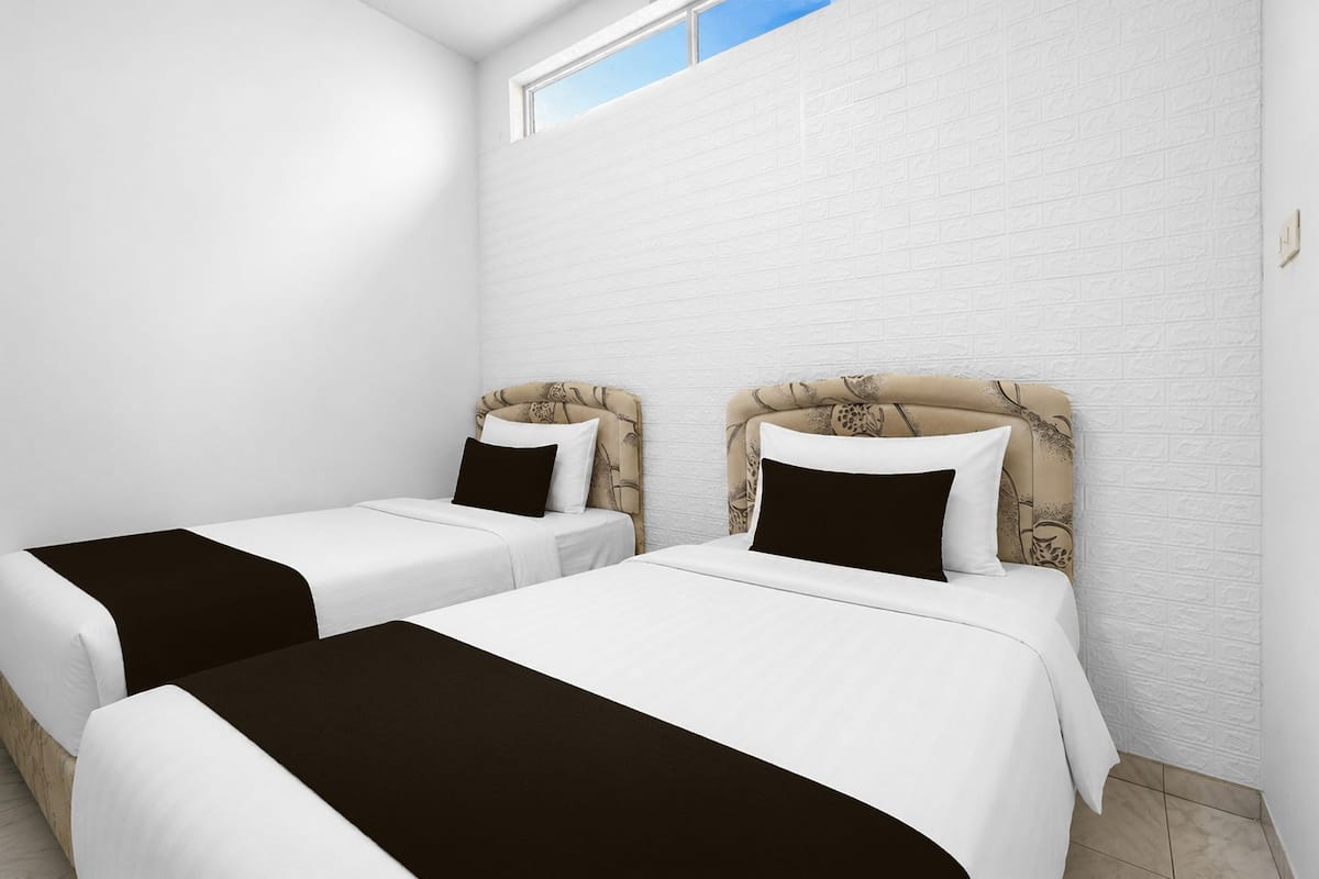 Quarto duplo standard | Escrivaninha, Wi-Fi de cortesia, roupa de cama