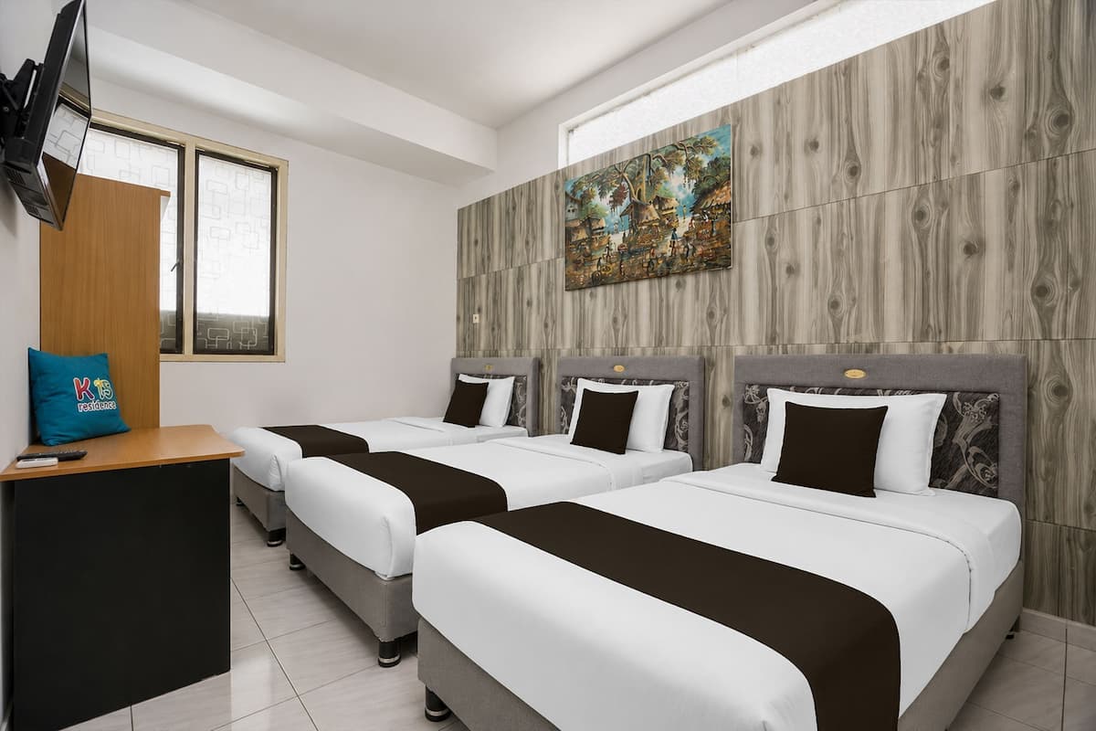 Quarto triplo standard | Escrivaninha, Wi-Fi de cortesia, roupa de cama