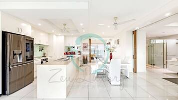 Apartamento de Luxo | Cozinha privada | Um frigorífico, um forno, uma placa de cozinha