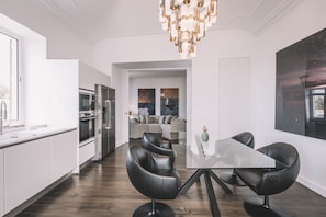 Apartamento panorâmico, 2 quartos, sacada, de frente para o mar | Cozinha privada | Geladeira grande, micro-ondas, fogão, lava-louças