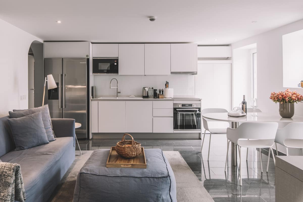 Apartamento de Luxo, 2 quartos, no rés do chão | Cozinha privada | Um frigorífico/congelador grande, um micro-ondas, um forno