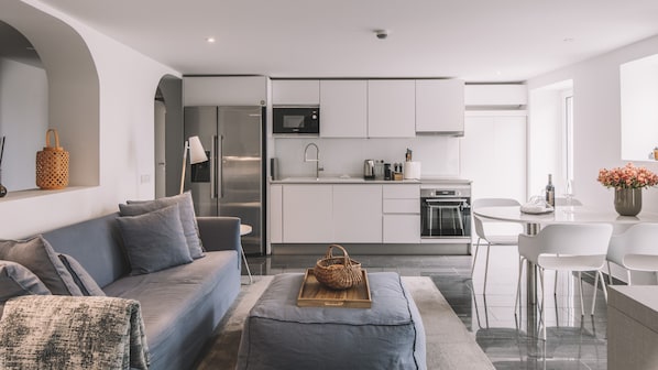 Apartamento de Luxo, 2 quartos, no rés do chão | Cozinha privada | Um frigorífico/congelador grande, um micro-ondas, um forno