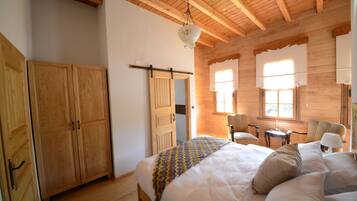 Quarto superluxo, 1 cama Queen | Individualmente decorados, individualmente mobiliados, escrivaninha