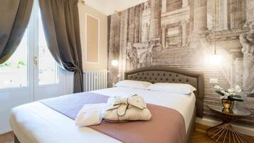 Cama bem arrumada com cabeceira, janela com cortinas e parede com textura de pedra.
