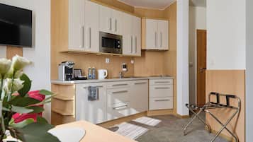Quarto Duplo Deluxe | Kitchenette privada | Minifrigorífico, um micro-ondas, uma placa de cozinha
