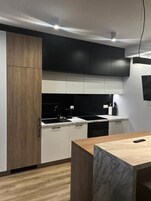 Apartamento | Kitchenette privada | Um frigorífico, um forno, uma placa de cozinha, uma chaleira elétrica