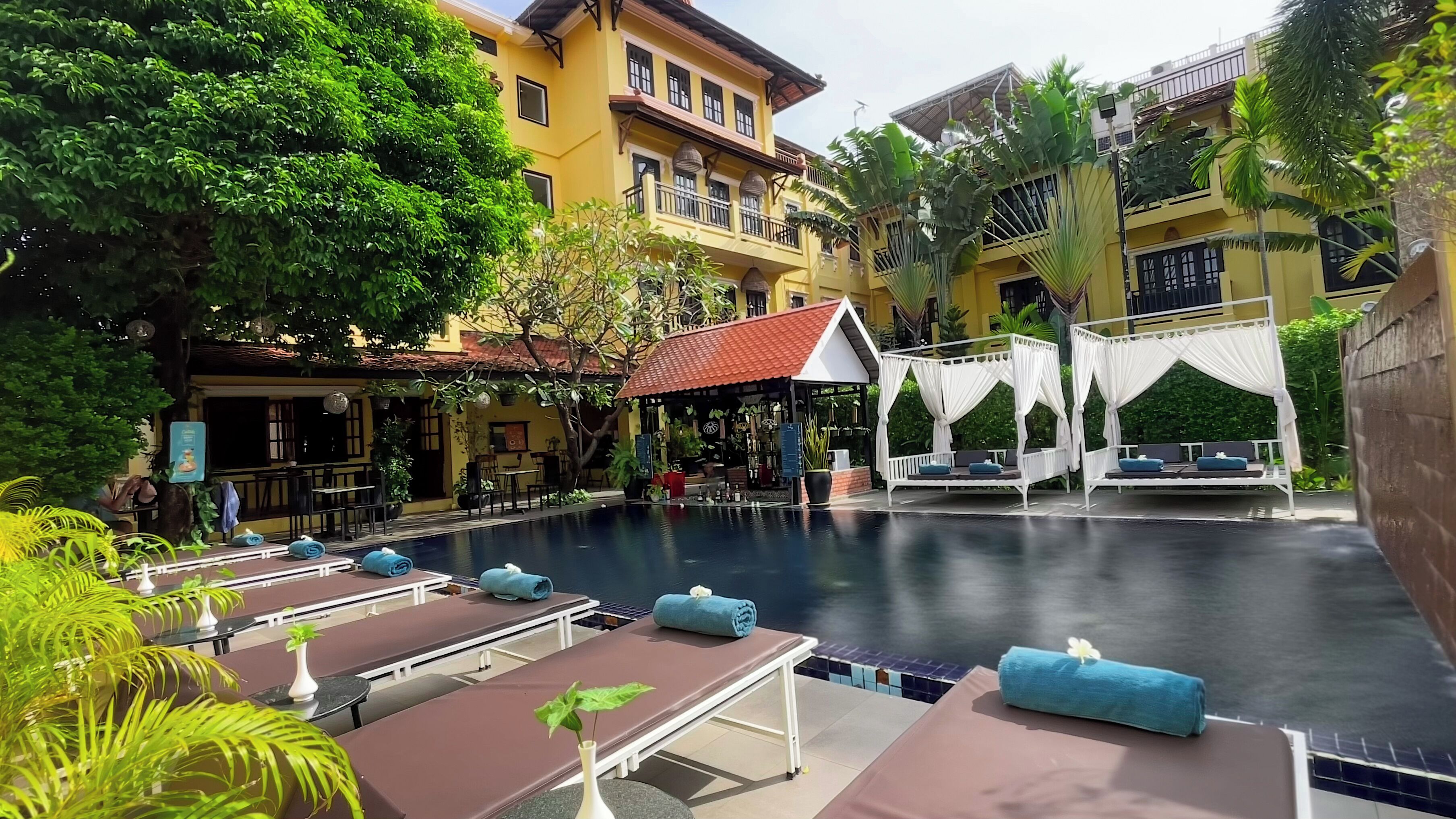 Piscina exterior, toldos gratuitos, guarda-sóis 