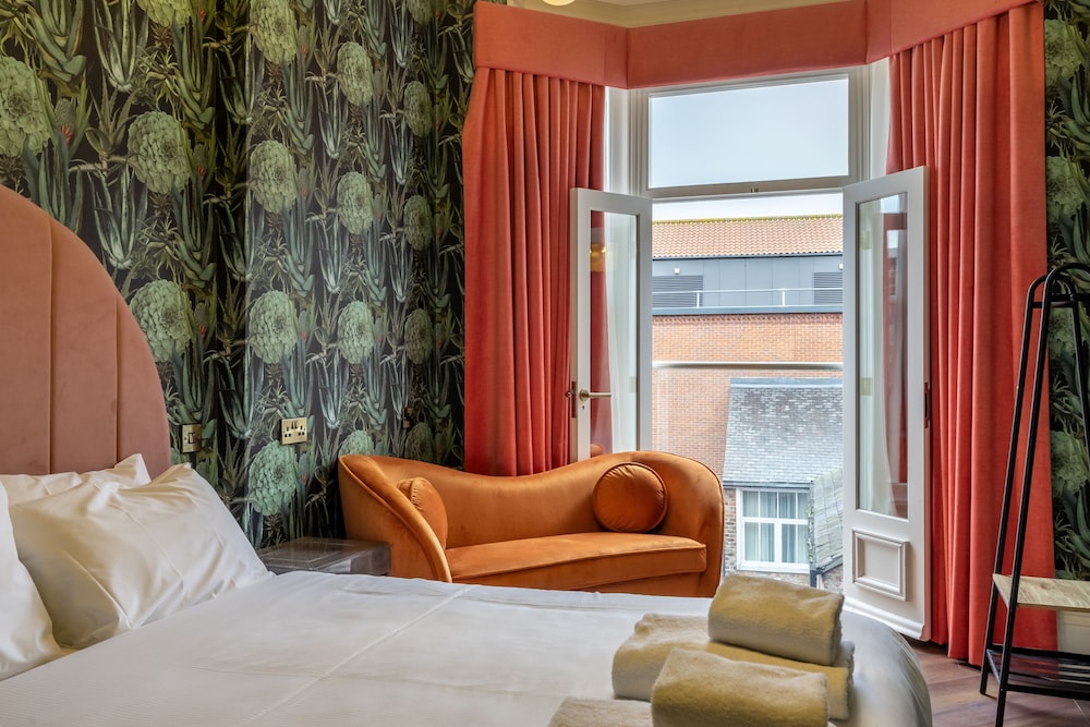 A premium stay that sleeps 2 guests in 1 bedroom - York | Vrbo